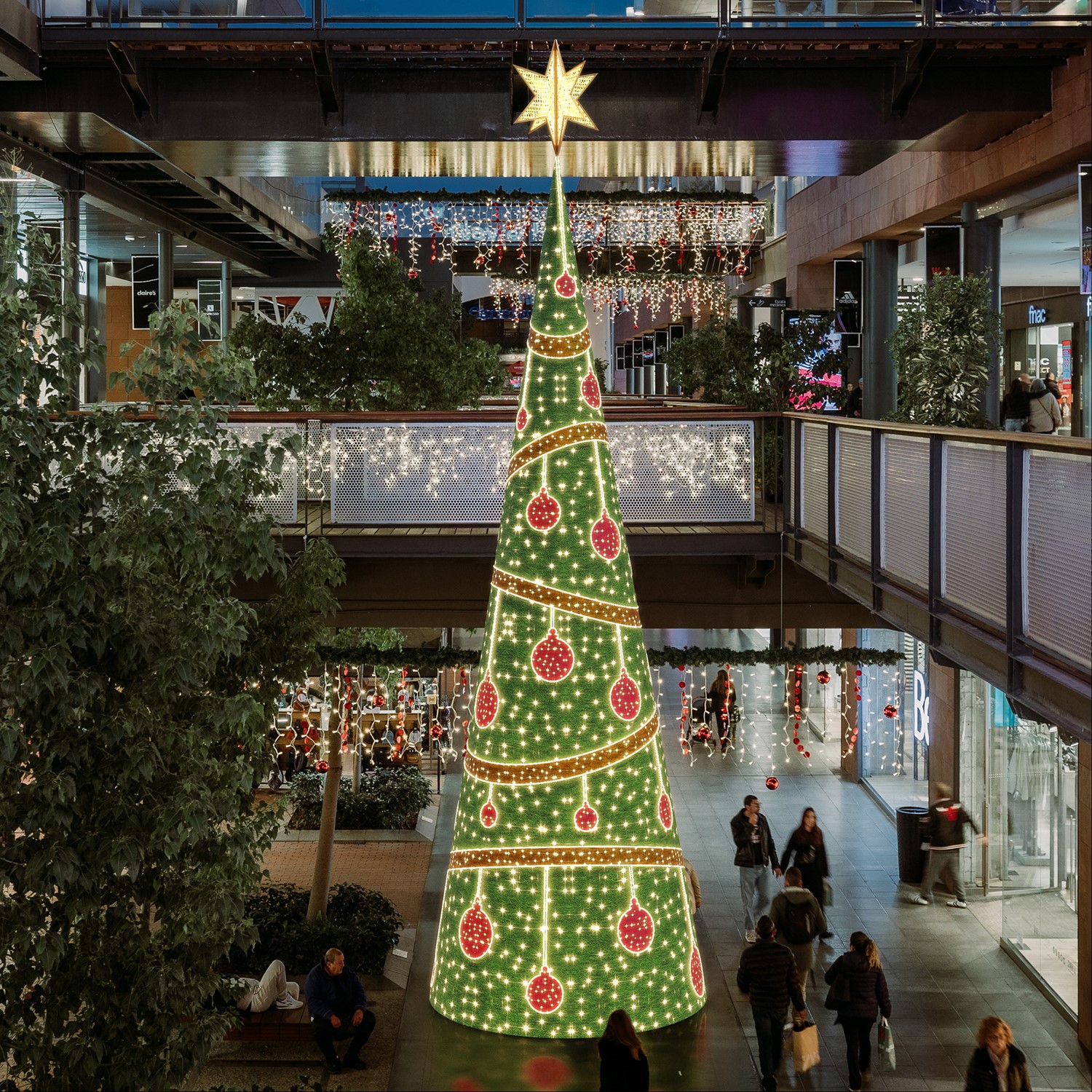 Illuminated tree "Lewis" - warm white leds - green, gold and red - 8.3 m - 24V | Lewis : Globall ...