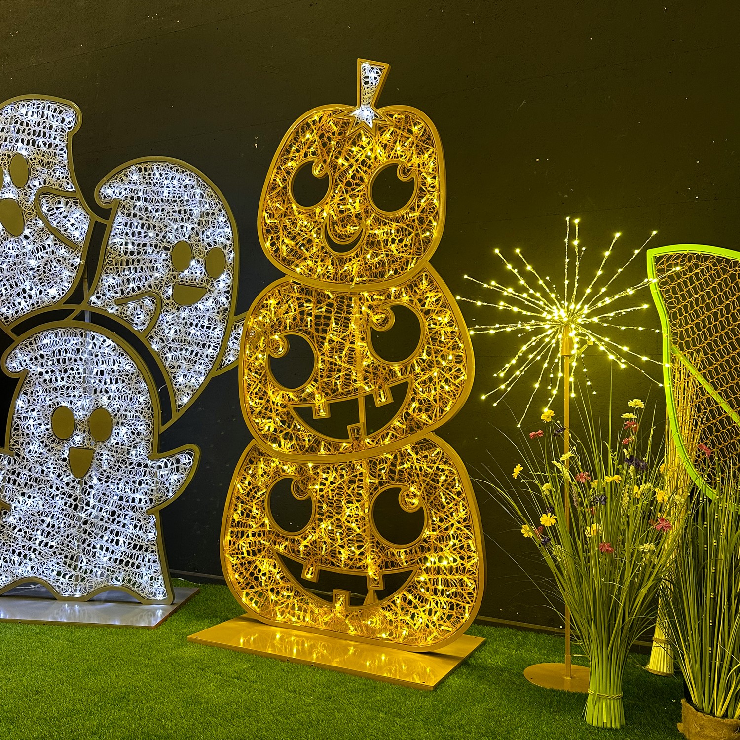 Illuminated pumpkins totem "Monster" - white and warm white leds - 230 ...