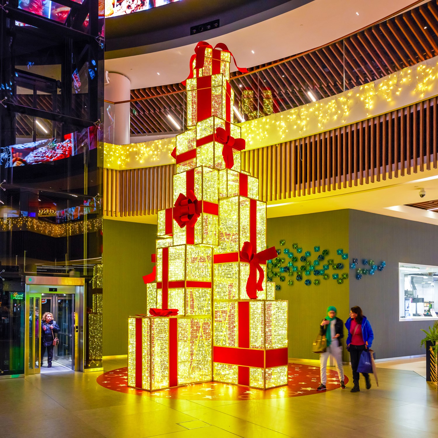 Illuminated tree "Talsi" - warm white leds - gold - 8.2 m - 24V | Talsi ...