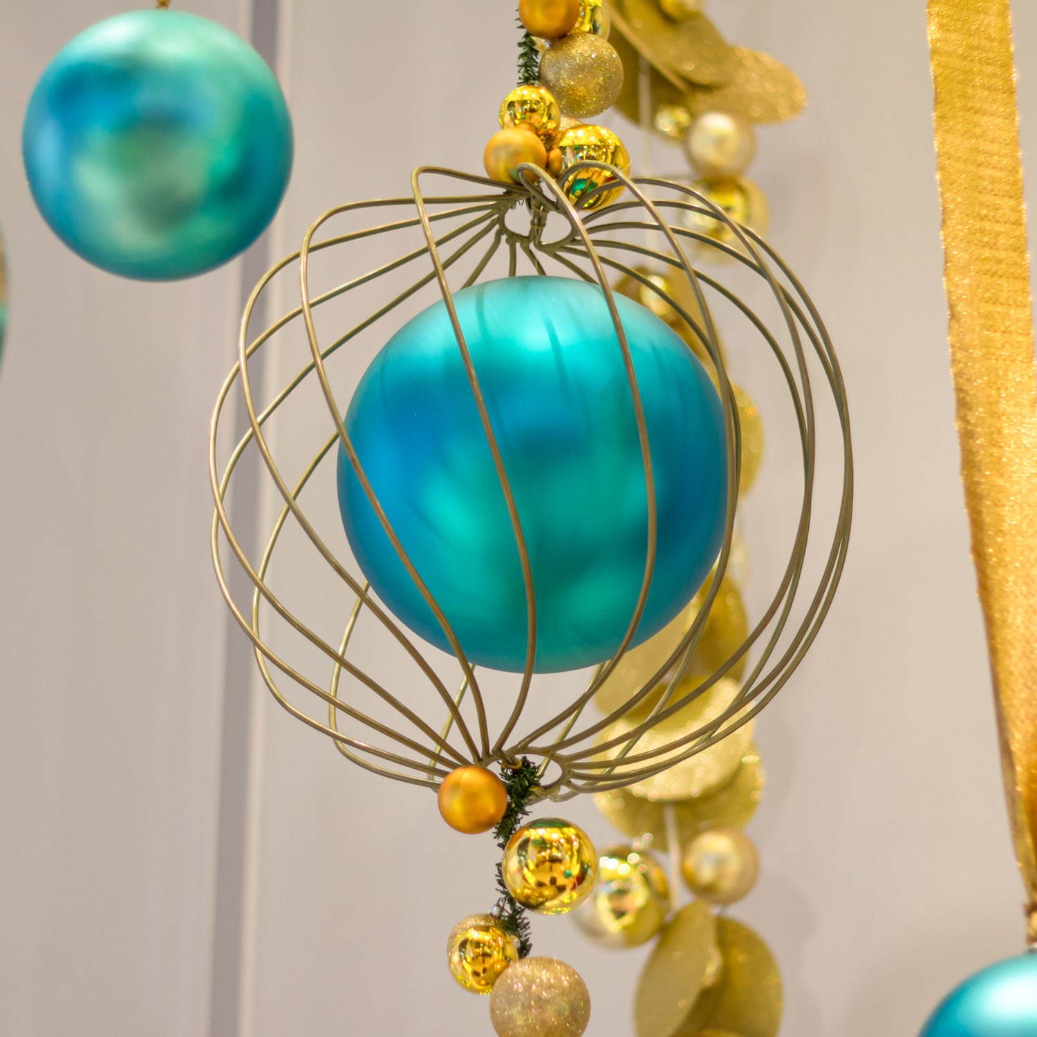 Twisted sphere "Twisp" - gold - 30 cm | Twisp : Globall Concept